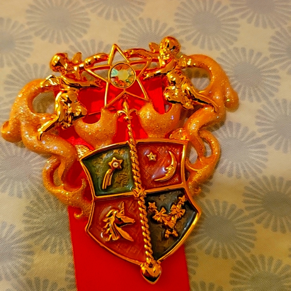 Kirk's Folly Goldtone Coat Of Arms With Cherubs - Gem